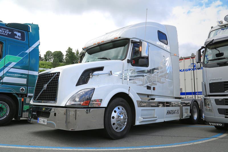 En Ny Vit Volvo-lastbil Nära Bilåterförsäljaren Redaktionell Arkivfoto ...