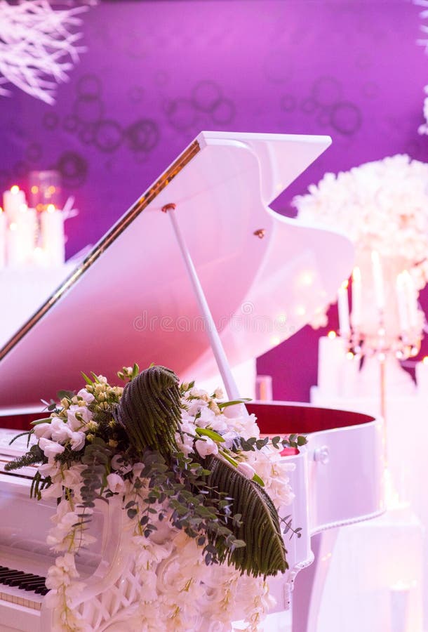 Vita flygel och blommor arkivfoto. Bild av bukett, anmärkning - 93931742