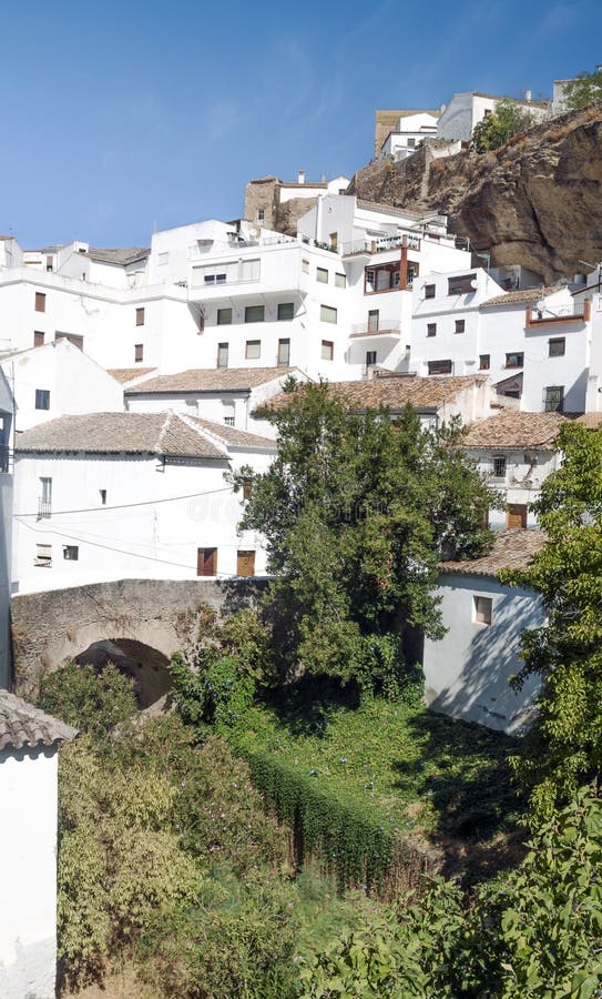 Vita hus med bron arkivfoto. Bild av fönster, gata, lampa - 26624332