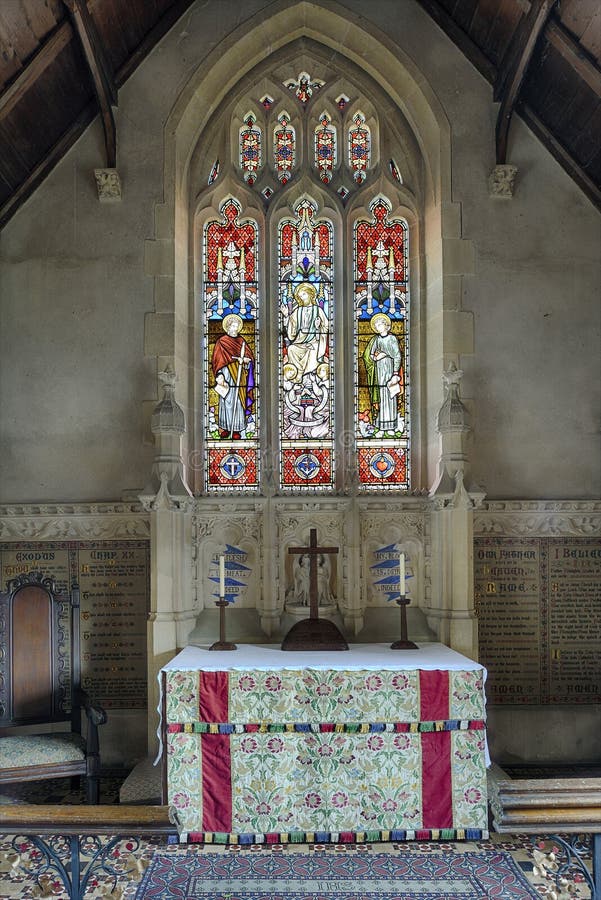 Vitral y altar imagen de archivo. Imagen de velas, james - 105572777