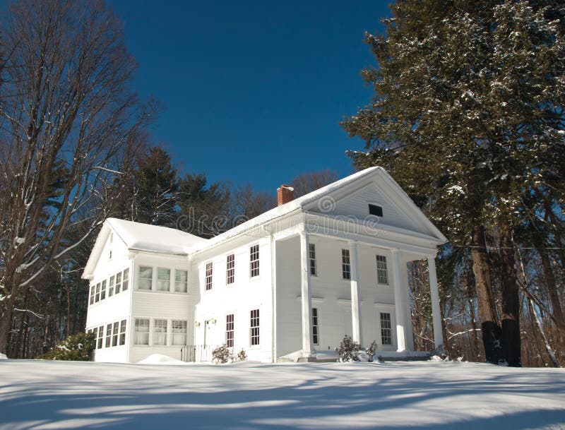 Vitt hus i vinter arkivfoto. Bild av stil, säsonger, kolonner - 33800628