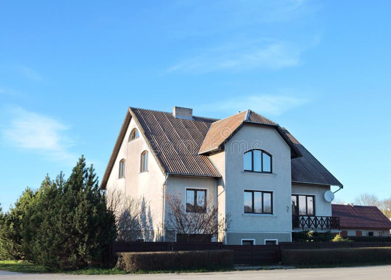 Vitt hus arkivfoto. Bild av vägg, exponeringsglas, balkong - 25916580