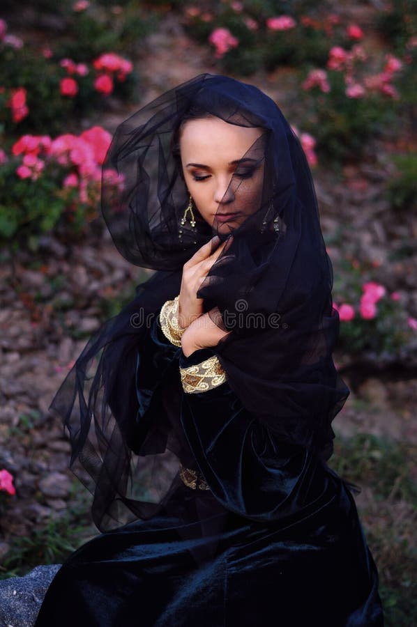 Viuda Joven Que Lleva Velo Negro Imagen de archivo - Imagen de exterior ...