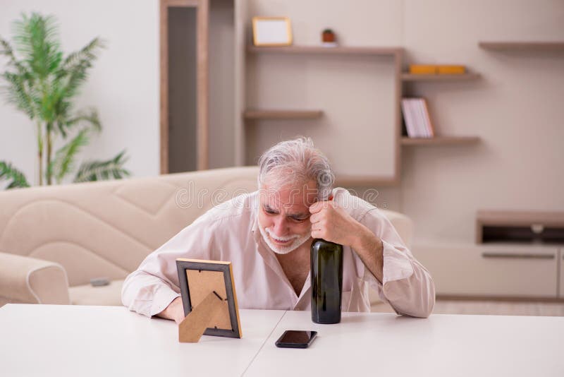 Viudo Mayor Bebiendo Alcohol En Casa Imagen de archivo - Imagen de ...