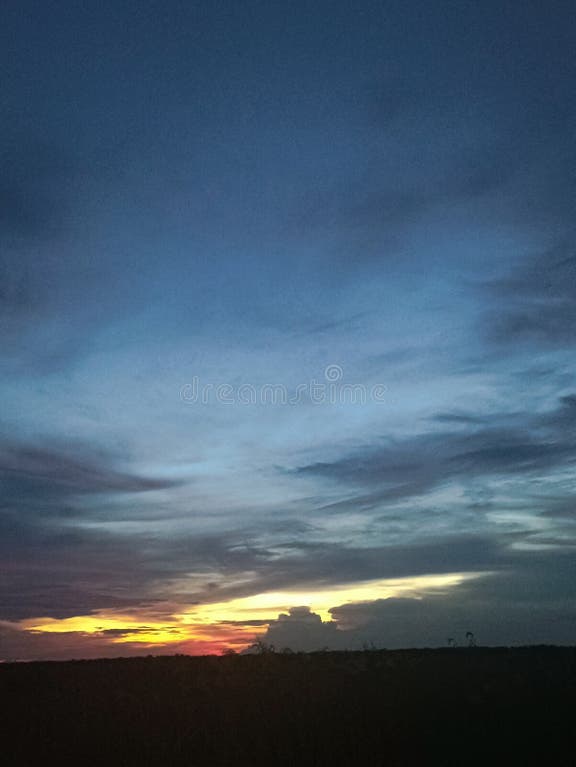 Vivid Sunset Horizon with Dramatic Clouds and Color Gradient Sky Stock ...