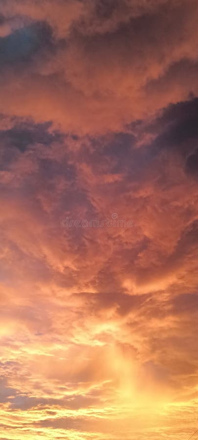 Vivid Sunset Sky with Orange and Gold Clouds in Atmospheric Scene Stock ...