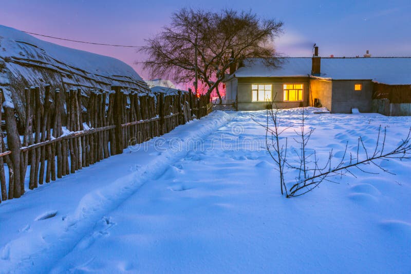 Viviendas en la zona fría foto de archivo editorial. Imagen de base ...