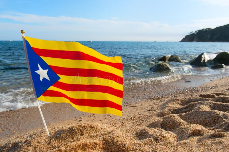 Vlag Catalonië bij strand stock afbeelding. Image of reis - 71896739