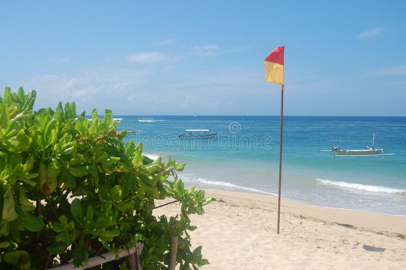 Vlag op strand in Bali stock foto. Image of oceaan, sport - 27911028