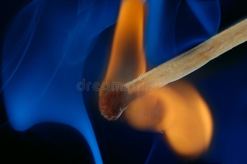 Vlam en rook stock afbeelding. Image of fosfor, verbranding - 6169655