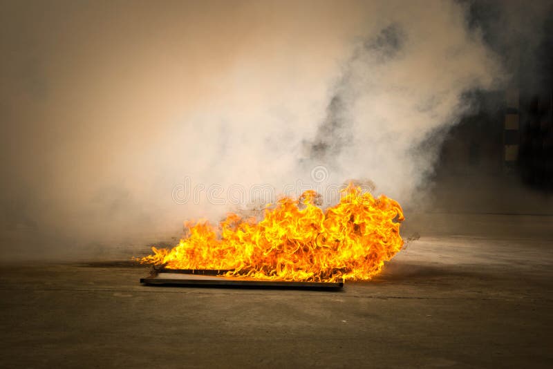 Vlam Het Branden in De Binnenplaats Stock Afbeelding - Image of ...