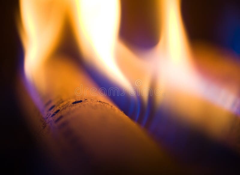 Gasfornuis met gele vlam stock afbeelding. Image of gevaar - 18715279