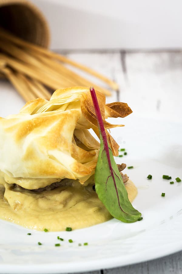 Vlees En Jus Met Bladerdeeg Wordt Verfraaid Dat Stock Foto - Image of ...