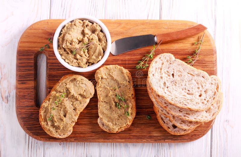 Pate Van Eenden in Campagne Met Zelfgemaakt Brood Stock Afbeelding ...