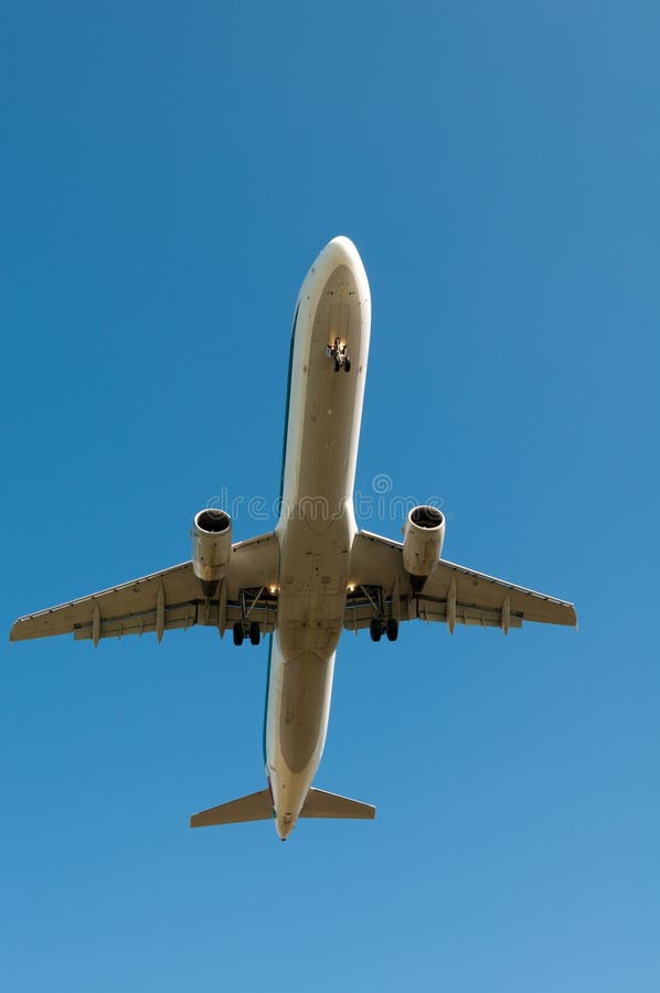 Vliegend vliegtuig stock afbeelding. Image of lijnvliegtuig - 24440041