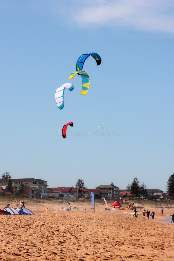 Vlieger Die Bij Het Strand Surft Stock Afbeelding - Image of lucht ...