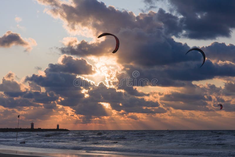 Vlieger Die in De Zonsondergang Bij Het Strand Surfen Stock Foto ...