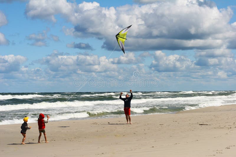 Vlieger op het strand stock foto. Image of gelukkig, moeder - 988592