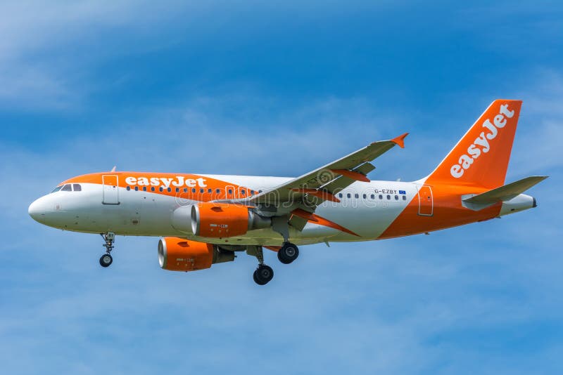 Het Vliegtuig Van EasyJet G-EZAK Luchtbus A319-100 Stijgt Bij Schiphol ...