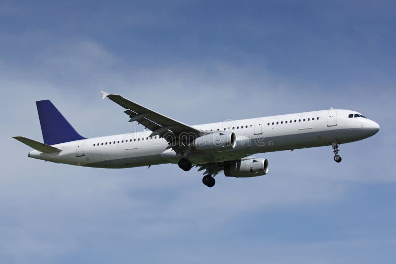 Vliegtuig landt stock afbeelding. Image of avond, vliegtuig - 34991541