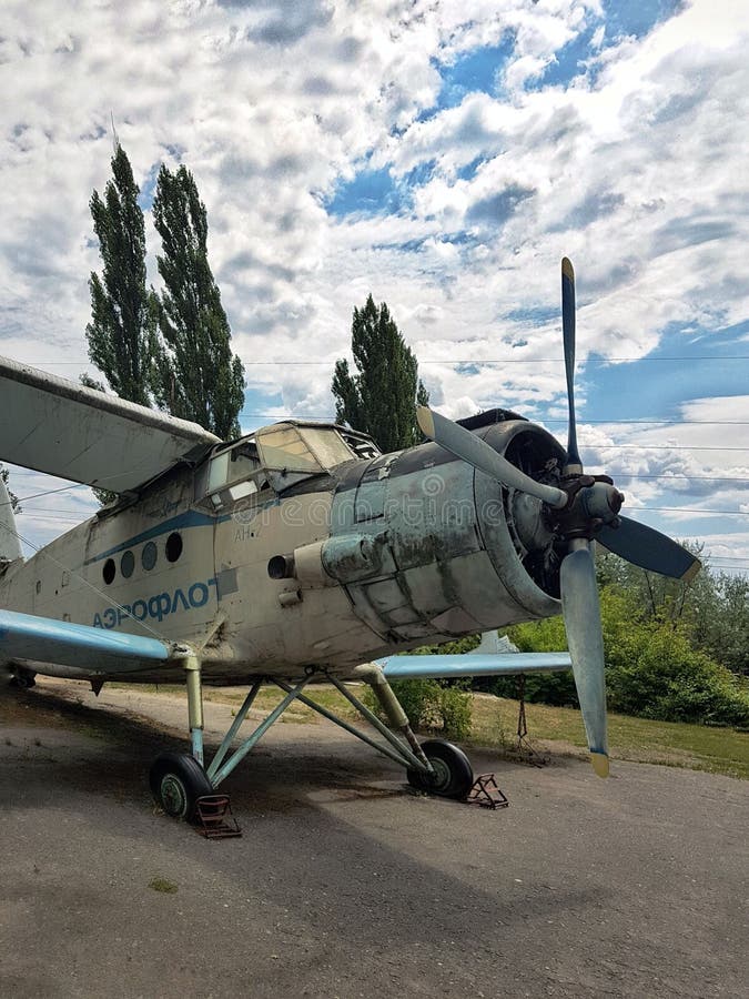 Vliegtuig van de USSR redactionele foto. Image of voorbij - 128350936