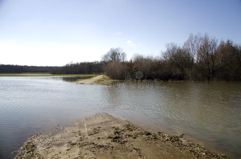 Vloed stock foto. Image of blauw, water, bomen, schade - 30432888