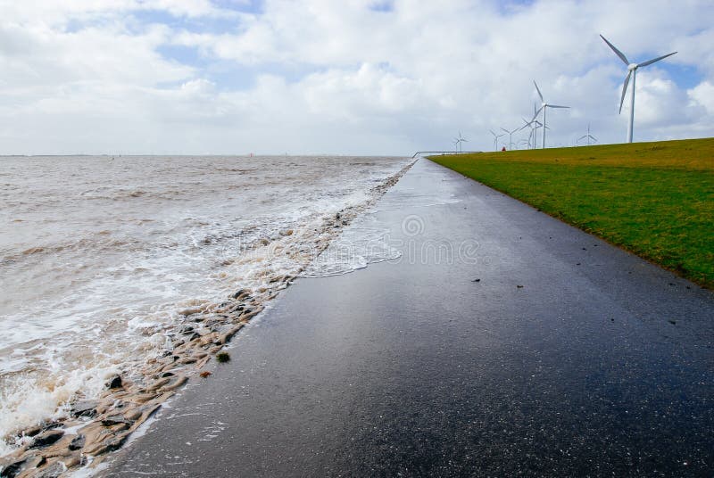 Vloed bij een Dijk stock afbeelding. Image of getijde - 37652989