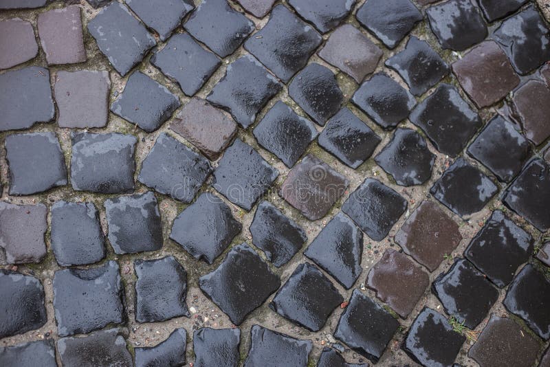 Vloer van keien na regen stock foto. Image of regenachtig - 124253722
