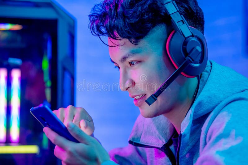 Vlogger play game and live stock image. Image of arena - 170082535