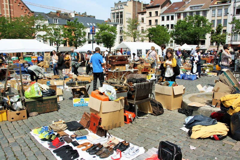 Vlooienmarkt in Brussel, België Redactionele Afbeelding - Image of ...