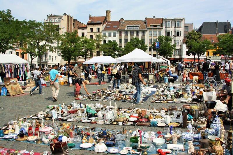 Vlooienmarkt in Brussel, België Redactionele Afbeelding - Image of ...