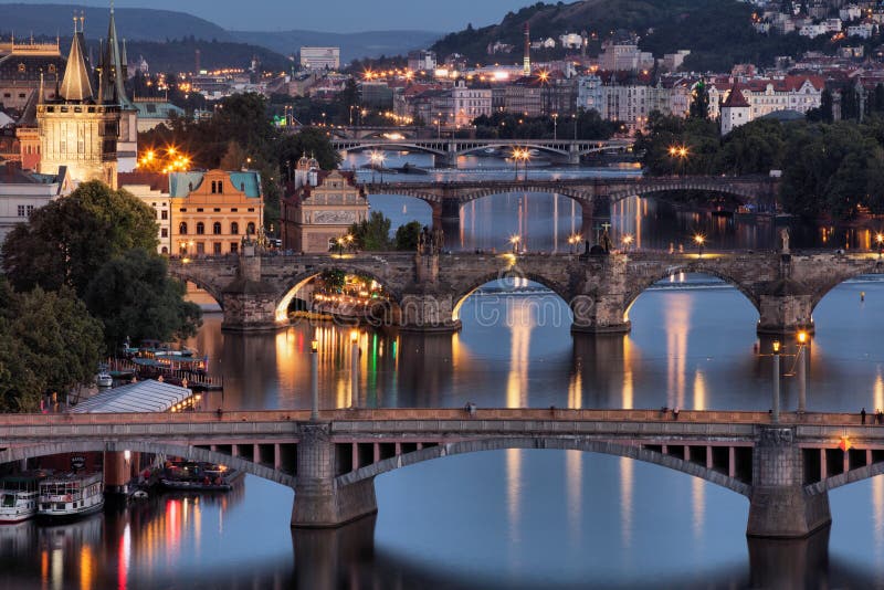 Vltava en bruggen in Praag stock foto. Image of kathedraal - 48410412