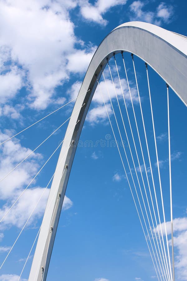 Pont en arc moderne image stock. Image du paysage, scénique - 38457715