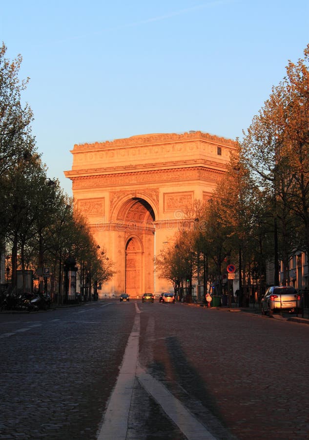 Vo?te De Triumph Au Cr?puscule Image stock - Image of soleil, course ...