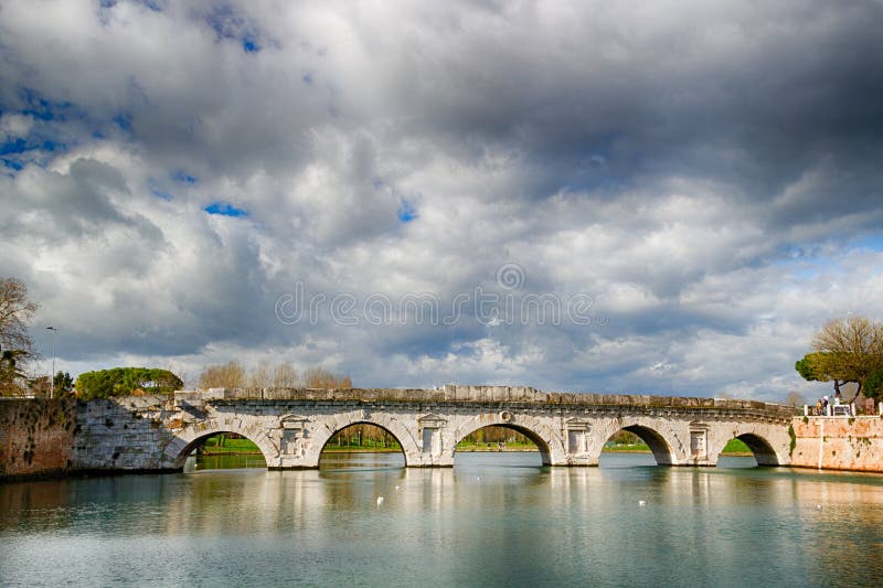 Voûtes du pont romain photo stock. Image du passerelle - 68084774