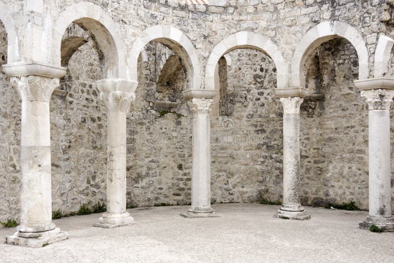 Voûtes Romaines Avec Le Parapluie Rouge Ostia Antica Italie Photo stock ...