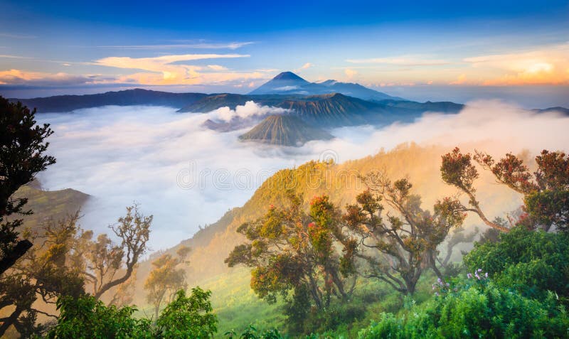 Vocalno En La Salida Del Sol, Java Oriental, Indonesia De Bromo Foto de ...