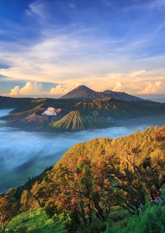 Vocalno En La Salida Del Sol, Java Oriental, Indonesia De Bromo Foto de ...