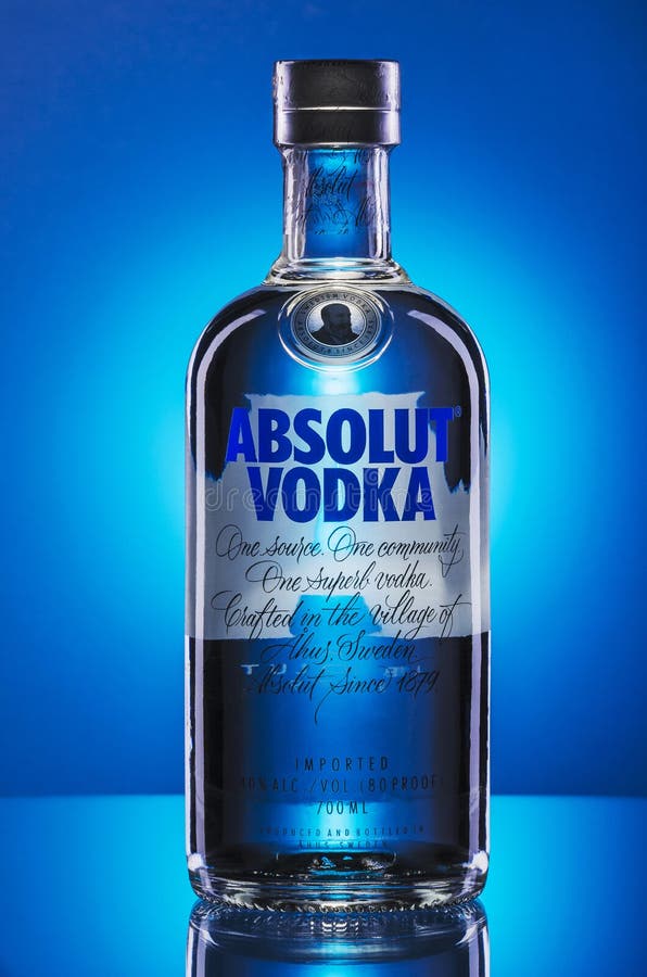 Vodka De Absolut En Fondo Azul Foto editorial - Imagen de sabor ...