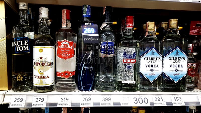 Vodka De Varias Marcas En El Centro Comercial Foto de archivo editorial ...