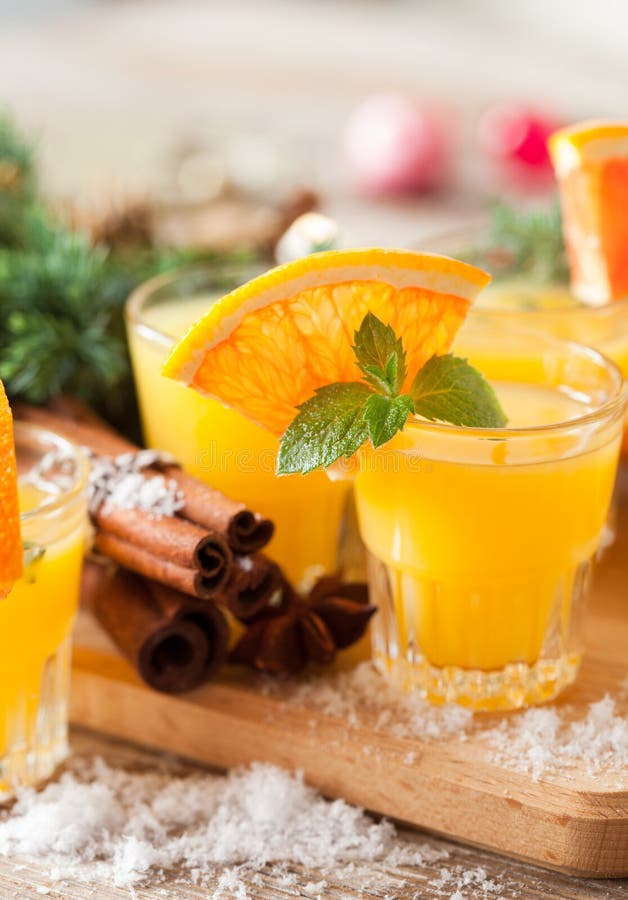 Vodka Piccante Arancio Con Timo E La Menta Fotografia Stock - Immagine ...