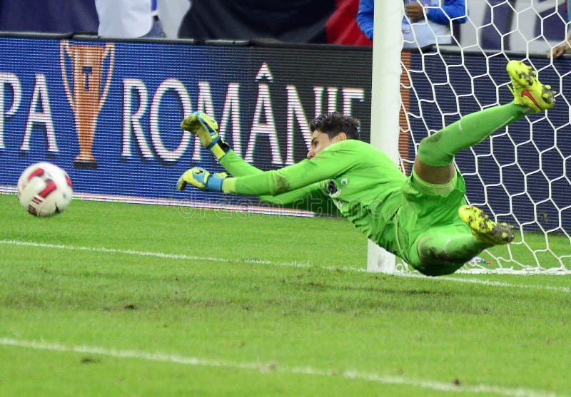 De Voetbalkeeper Bewaart Een Doel Redactionele Stock Foto - Afbeelding ...