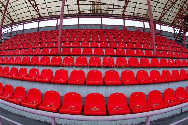 Rij Van Rode Stoelen in Voetbalstadion Stock Foto - Image of gebied ...