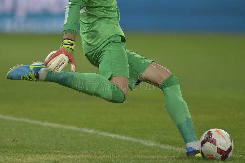 De Voetbalkeeper Bewaart Een Doel Redactionele Stock Foto - Image of ...