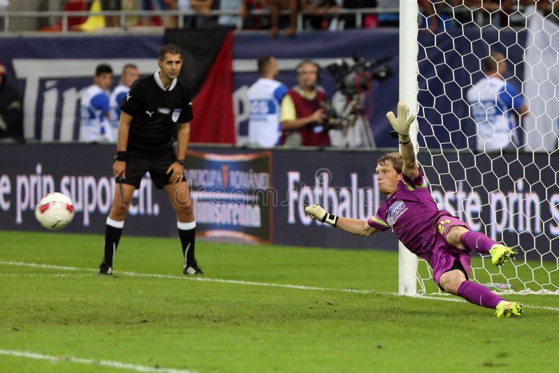 De Voetbalkeeper Bewaart Een Doel Redactionele Stock Foto - Image of ...