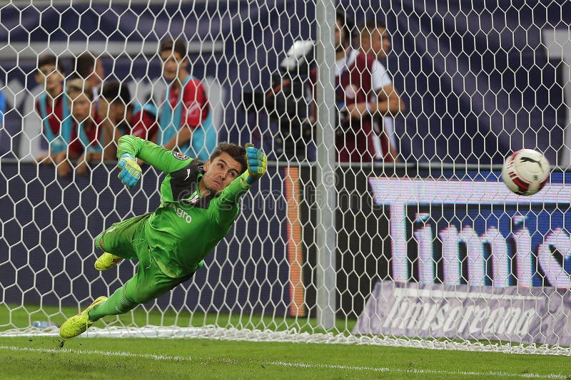 De Voetbalkeeper Bewaart Een Doel Redactionele Stock Foto - Image of ...