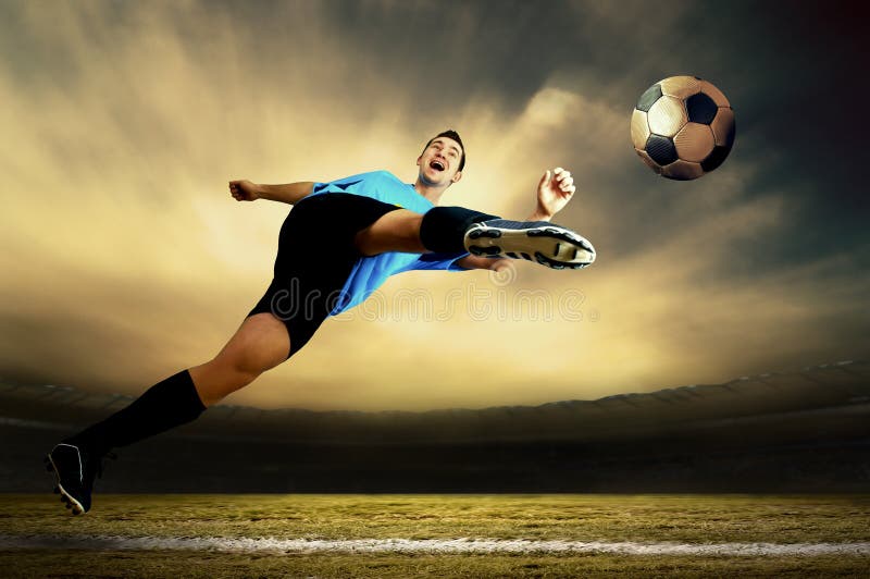 Voetballer stock foto. Image of aanval, wolken, voetbal - 17013316