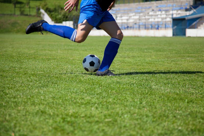 Voetballers in Actie Voetbalsters Die Op the Field Lopen Stock Foto ...