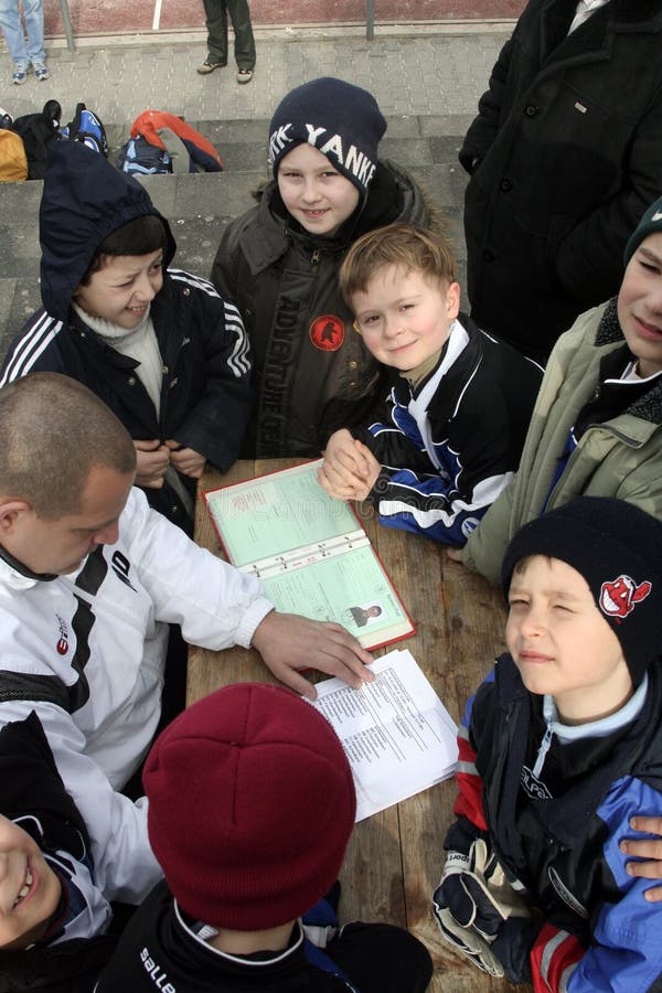Voetbaltrainer Met Zijn Team Redactionele Stock Foto - Image of duel ...