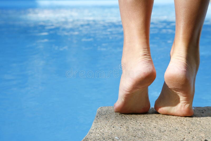 Voeten door Pool stock foto. Image of voet, zwembad, meisje - 2448798